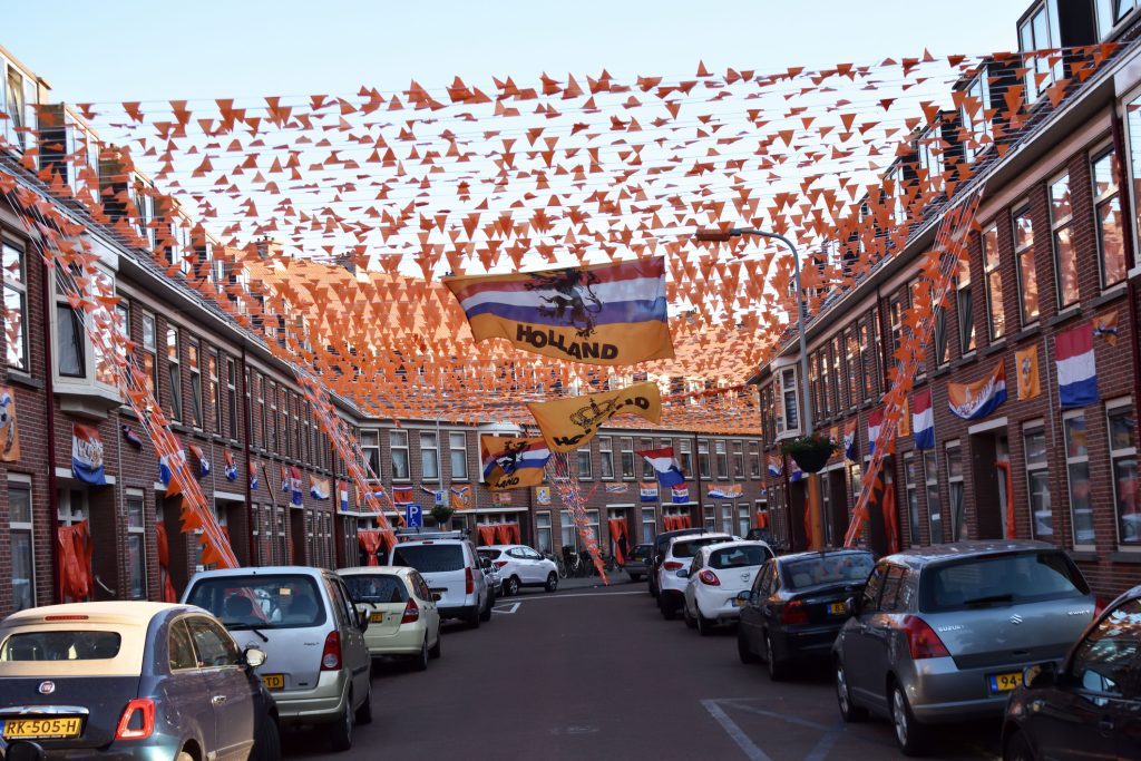Oranje boven: hoe hoog hangt de versiering in jouw straat ...